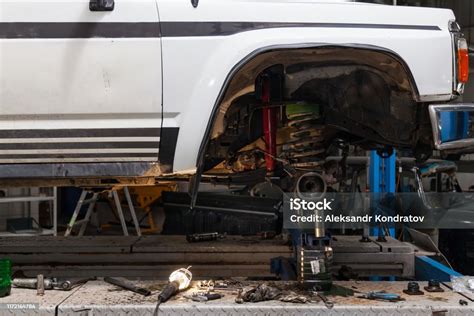 휠을 제거하고 분해 된 서스펜션이있는 리프트의 흰색 Suv 뒷면의 자동차 서스펜션 수리 자동차 서비스 산업 및 유지 보수 강철에 대한 스톡 사진 및 기타 이미지 Istock