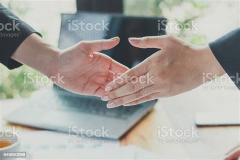 비즈니스 젊은 여자 파트너가 될 동의 파트너 고객과 투자자 합작 내보내기 항목을 표시 하는 판매 관리자 비서 일을 성공적으로 연락 금융에 대한 스톡 사진 및 기타 이미지