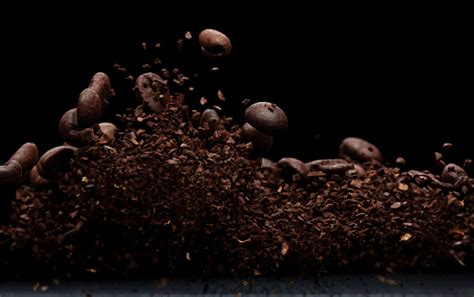 커피 가루 파리 폭발 커피 분쇄 된 땅 부유물 쏟아짐 연기 냄새와 같은 파도 커피 가루가 공중에 튀는 소리 검은색 배경 격리된 선택적 초점 흐림 커피 마실 것에 대한 스톡