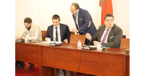 Правната комисия прие на първо четене промени в Закона за обществените