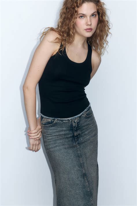 Майка хлопковая в рубчик на широких бретелях 2422121012 цвет черный 50 по цене 199 рублей