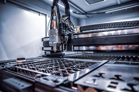 금속의 Cnc 레이저 절단 현대 산업 기술 작은 피사계 심도 경고 까다로운 조건에서 실제 촬영 프리미엄 사진