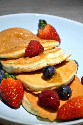 흰색 나무 테이블에 고립 된 열매와 무성 한 일본 팬케이크 0명에 대한 스톡 사진 및 기타 이미지 0명 과일 꿀 Istock