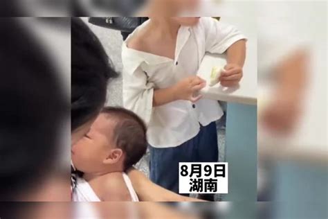 妹妹打针哥哥开心吃瓜，不料吃瓜吃到自己身上