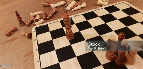 나무 보드 게임 체스 게임 하는 방법 순발력과 다른 각도의 체스 세트 조각과 체스판 흰색과 검은색 수치 고 체스 게임의 보드 0명에 대한 스톡 사진 및 기타 이미지 Istock