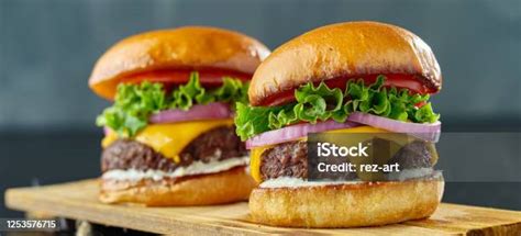 아메리칸 치즈 양상추 토마토 양파를 곁들인 두 개의 비우피 치즈버거 브리오슈 빵에 대한 스톡 사진 및 기타 이미지 브리오슈