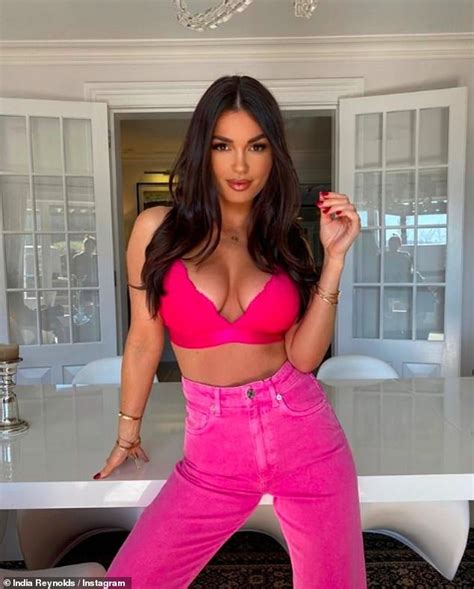 8 Hot Sexy Chian Reynolds Bikini Pics