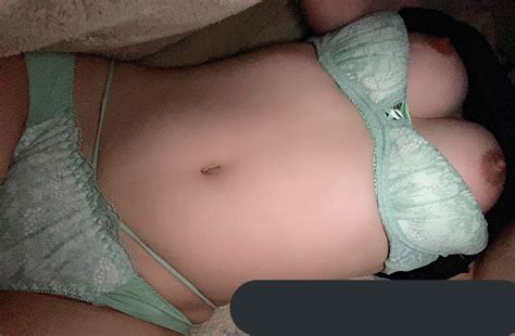 18歳のむっちりぽちゃJKが顔つきおっぱい晒しておま こくぱぁ自撮り erohadakawork