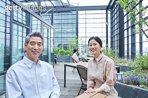 노인 성인 노인남자 성인남자 요양원 양로원 인구고령화 주제 실버타운 공동체 이미지 Jv12868967