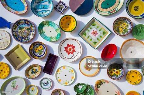 다채로운 포르투갈 도자기 포르투갈에서 지역 공예품의 컬렉션입니다 포르투갈에서 세라믹 플레이트가 전시되어 있습니다 사그레스