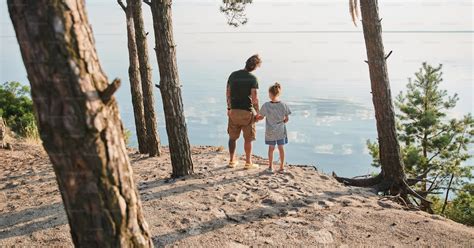 햇볕이 잘 드는 숲을 걷는 아버지와 딸의 야외 초상화 멀리서 뭔가를 바라보는 남자와 여자 가족 개념입니다 스톡 사진 사진 Unsplash의 가족 이미지