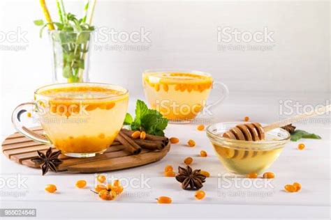 비타민 건강 한 바다 갈 매 나무속 차 유리 컵 신선한 원시 바다 갈 매 나무속 열매와 계 피 아니 스 민트과 흰색 식탁에 벌 꿀에서 0명에 대한 스톡 사진 및 기타 이미지