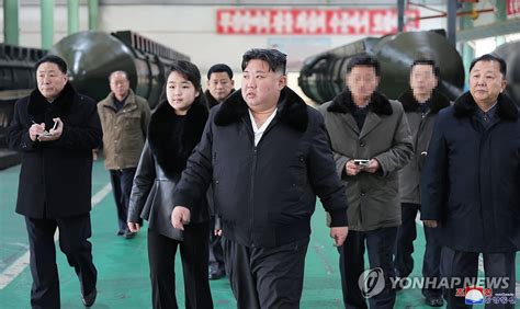 김정은 신형 고체연료 Icbm 화성 18형 발사대 차량 공장 시찰 연합뉴스 나무뉴스