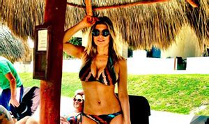 Sexy Fergie Shows Off Major Cleavage Rock Hard Abs In Skimpy Bikini