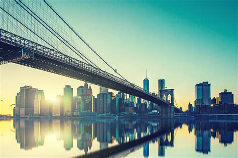 브루클린 브리지와 맨해튼 스카이 라인 Dumbo에서 911 무역 자유 타워에서 일몰 브루클린의 보기 브루클린 다리는 가장 오래 된 현수교 중 하나입니다 뉴욕 시에 대한 스톡