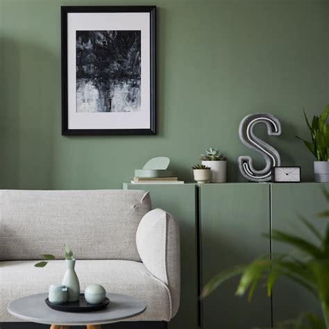 목업 포스터 프레임 현대적인 회색 소파 나무 화장실 접이식 스크린 식물과 세련된 액세서리 유칼립투스 벽 템플릿 복사 공간이 있는