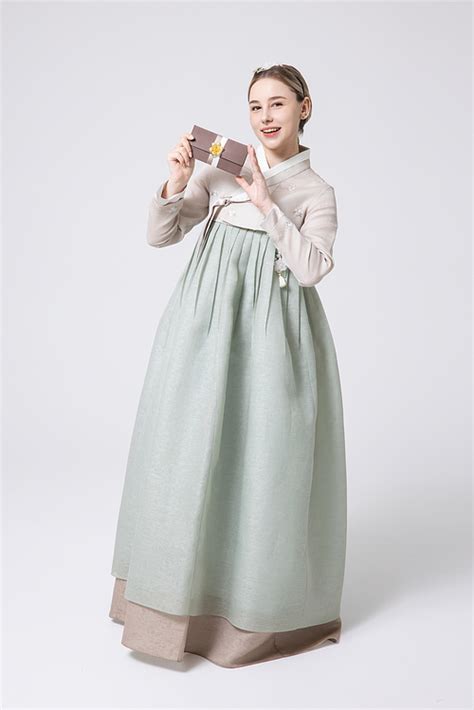 한국 전통 한복을 입은 외국인 여성이 명절 선물을 들고있는 모습 유토이미지 상세페이지 베이직샵 사진 22777757