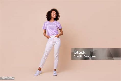 젊은 매력적인 화려한 아가씨 착용 세련된 복장 보기 빈 공간 웃음 좋은 분위기 베이지 색 배경에 고립 된 전신 크기 사진 20 24세에 대한 스톡 사진 및 기타 이미지