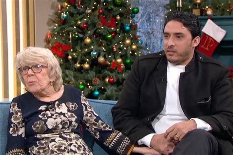 Jarige Oma Dolgelukkig Nadat Ze Eindelijk Visum Voor Jarige Vriend Heeft Liefde Overwint