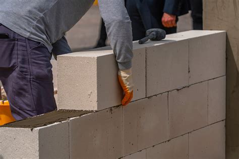 벽돌공이 일하고 있습니다 폭기 된 콘크리트 벽을 짓습니다 가스베톤 벽 개발에 대한 스톡 사진 및 기타 이미지 개발 건설 산업 건설 현장 Istock