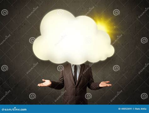 Молодой бизнесмен в рубашке и связь с солнечным облаком возглавляют Стоковое Изображение