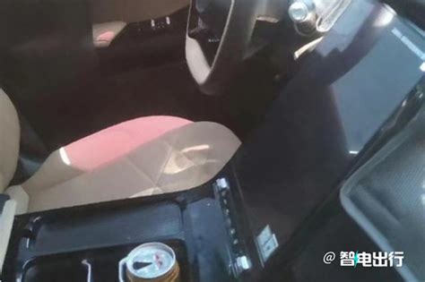 吉利银河l6内饰实拍！配博越l同款大屏 奔驰式怀挡 新浪汽车