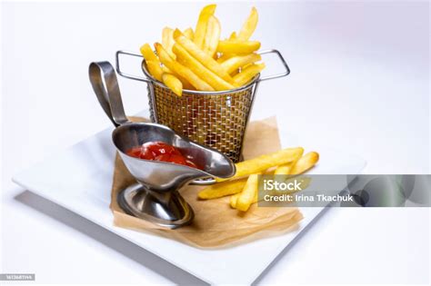 케첩을 곁들인 감자튀김 패스트 푸드 흰색 바탕에 식욕을 돋우는 음식 레스토랑의 메뉴 가정 음식 배달 정크 푸드 접시와 접시 황금 감자 0명에 대한 스톡 사진 및 기타 이미지