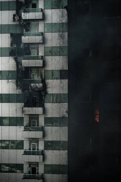 화재 후 탄화된 고층 건물 부분 · 무료 스톡 사진