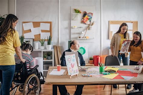장애 건강 관리 예술 워크숍 캔버스에 창의적인 그림과 다운 증후군 사람들과 뇌성 마비가 예술 프로젝트를 하고 있습니다 그림 그리기에 대한 스톡 사진 및 기타 이미지 Istock
