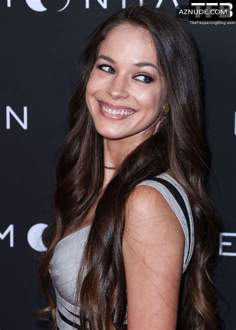 Alexis Knapp Sexy Seen Flaunting Her Hot Cleavage At The Moonhaven