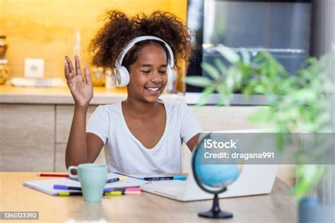 소녀 학생 온라인 학습 수업 연구 온라인 화상 통화 줌 교사 8 9 살에 대한 스톡 사진 및 기타 이미지 8 9 살