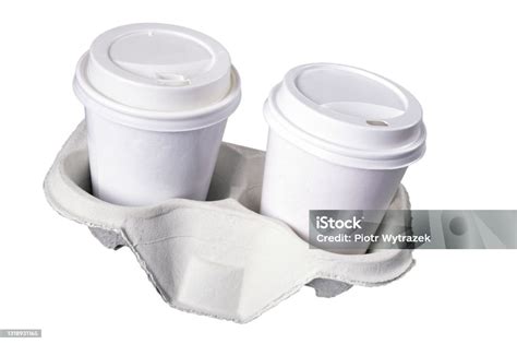 뜨거운 테이크 아웃 커피용 종이 컵 패스트 푸드 레스토랑에서 사용되는 뜨거운 음료용 용기 격리된 배경입니다 건강에 좋지 않은 음식에 대한 스톡 사진 및 기타 이미지 Istock