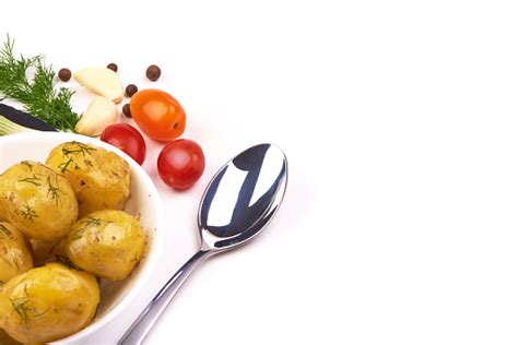 흰색 배경에 고립 된 향신료와 감자 튀김 비문에 대 한 장소입니다 끓는 물에 삶기에 대한 스톡 사진 및 기타 이미지 끓는 물에 삶기 달걀 딜 허브 Istock