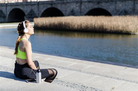 요가와 운동을 하는 동안 휴대 전화와 함께 건강 한 여자 휴식 및 듣기 음악 20 24세에 대한 스톡 사진 및 기타 이미지 20 24세 갈색 머리 건강한 생활방식