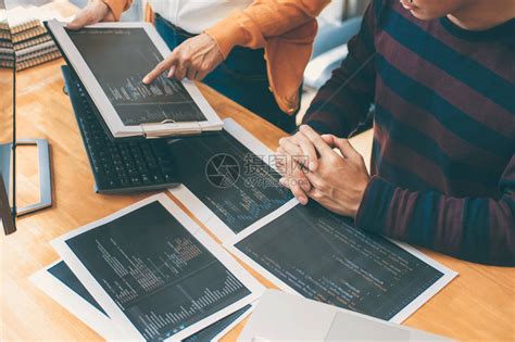 专业发展程序员合作会议和头脑风暴和编程网站高清图片下载 正版图片505609317 摄图网