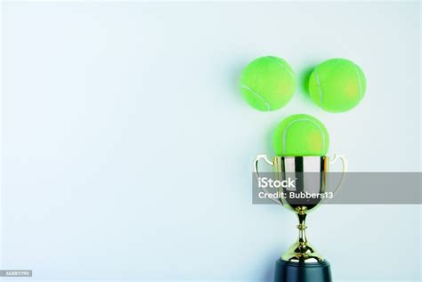 골든 트로피 그리고 테니스 공을 복사 공간 흰색 배경에 고립 스포츠의 개념 우승자입니다 0명에 대한 스톡 사진 및 기타 이미지 0명 1위 Championship