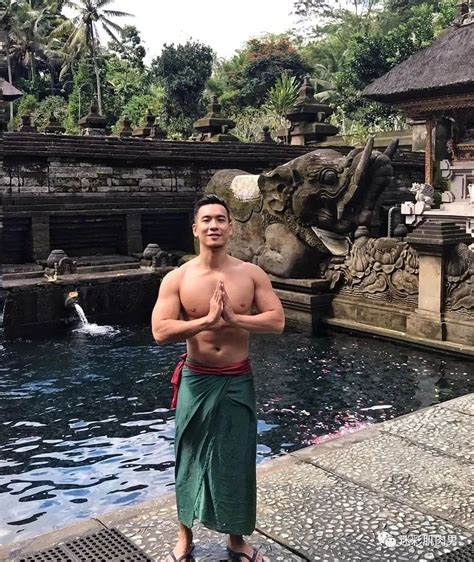 正装熟男全身湿透，大胸肌和翘臀都藏不住了帅哥