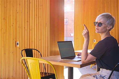 짧은 머리를 가진 여성 젊은 기업가 노트북 디자인 레이아웃을위한 화면 공간 카페 노란색 인테리어에 밖에 앉아 거리에 대한 스톡 사진 및 기타 이미지 Istock