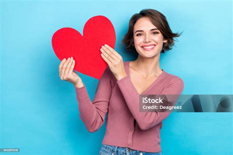 분홍색 셔츠를 입은 사랑스러운 예쁜 여자의 사진 떠오르는 빨간 하트 고립된 푸른 색 배경 25 29세에 대한 스톡 사진 및 기타 이미지 25 29세 갈색 갈색 머리