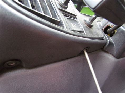 Saab C900 Dash Fascia Removal Crawls Backward When Alarmed