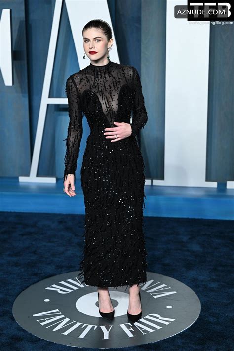 Alexandra Daddario Sexy Seen Flaunting Her Hot Cleavage At The Vanity