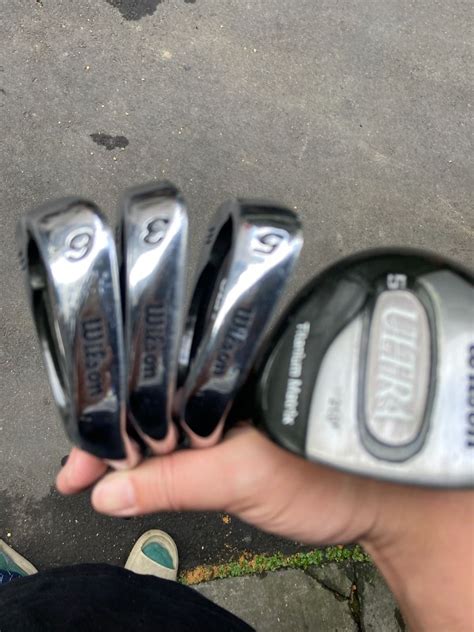 Wilson 高爾夫球 4件組 含 Ashworth 球桿袋 （5、6、3、3） 體育器材 運動與比賽用品 高爾夫球在旋轉拍賣