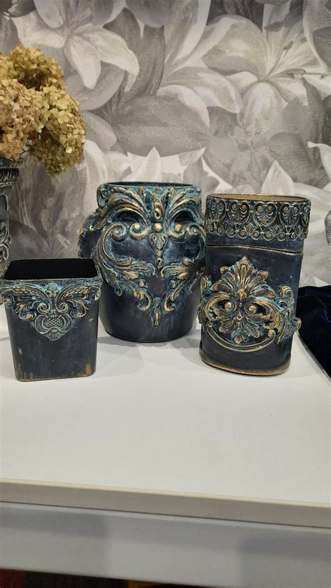 Украшенные вазы на столе