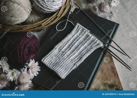 Tejido Manual Con Agujas Y Bolas De Hilado Concepto De Vida Lenta