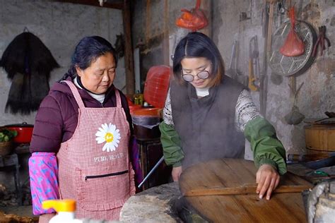 儿媳妇干完农活回家，揭开锅盖有惊喜，看农村婆婆给儿媳做啥吃的凤凰网视频凤凰网