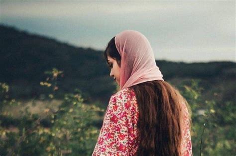 عکس دختر از پشت سر در طبیعت، پاییز، با حجاب، با کلاه برای پروفایل ستاره