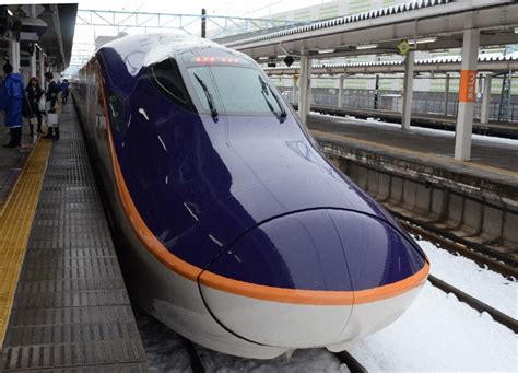 山形新幹線「つばさ」の新型e8系 雪舞う中、報道陣乗せ試乗会 毎日新聞