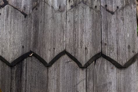 물결 모양의 가장자리와 풍화된 표면을 특징으로 하는 질감 있는 나무 조약돌의 클로즈업 보기는 건축 및 자연에서 영감을 받은 디자인 컨셉에 이상적입니다 0명에 대한 스톡 사진