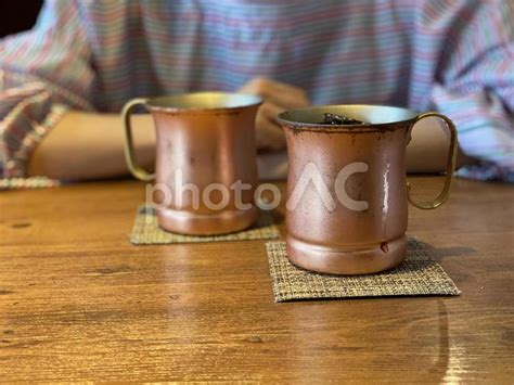 銅マグで飲むおいしいアイスコーヒー No 24885986｜写真素材なら「写真ac」無料（フリー）ダウンロードok