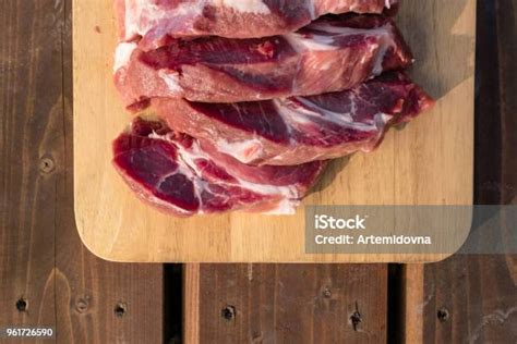 오버 헤드 보기 돼지고기의 원시 조각의 나무 배경 신선한 뼈 없는 돼지고기 목 부분 또는 칼라의 조각 나무 배경에 빨간 생고기의 큰 조각 건강한 식생활에 대한 스톡 사진 및